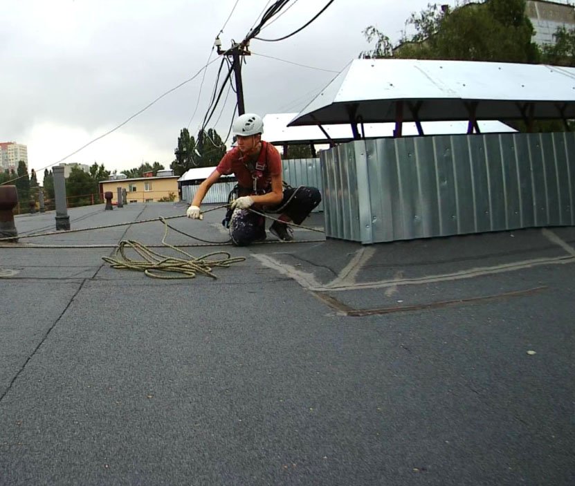 Промышленный альпинизм. Лето 2021 г. Крашу откосы. Нашла на чердаке голубиные яйца