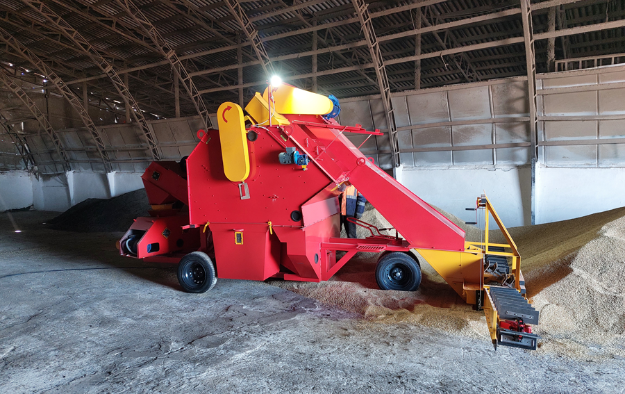 Зерноочиститель ПЗК-60 "Мамонт" в работе. Орловская обл., Должанский р-н, с. Знаменское.