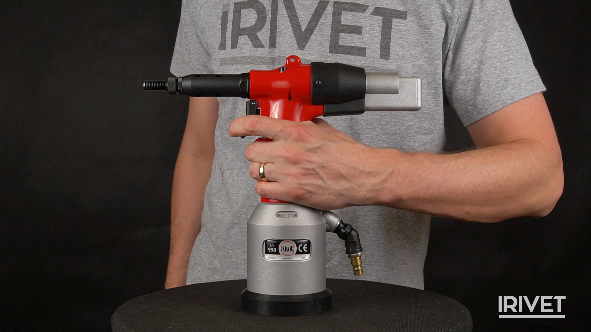 RIVIT RIV998 - пневмо-гидравлический заклёпочник для установки резьбовых заклёпок от М3 до М12