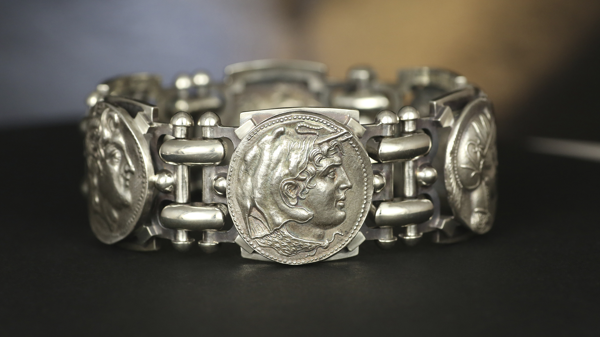 Мужской браслет с монетами