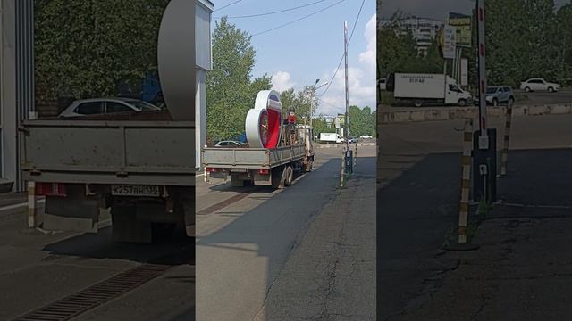 Отправляем стелу "Соцгородок" к месту установки.