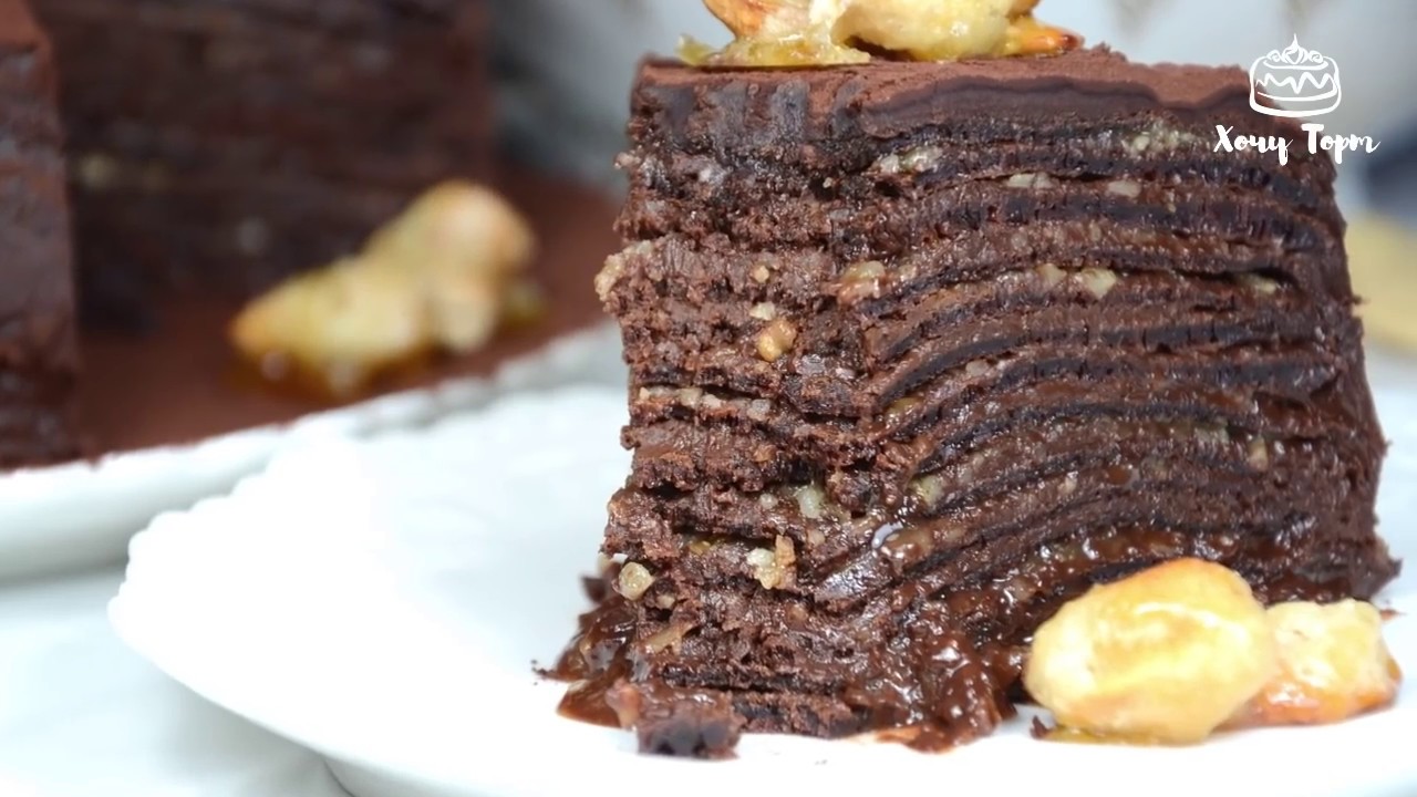 Шоколадный Блинный Торт с Хрустящими Карамельными Орехами – Идеальный Рецепт для Праздника! 🎂✨