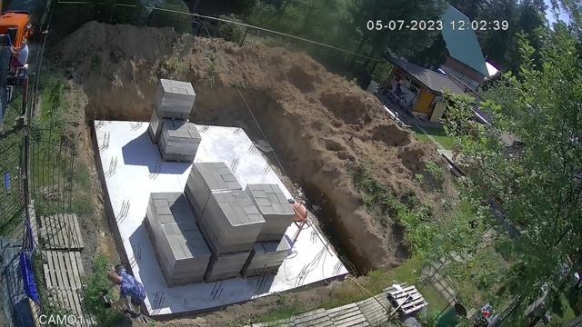 Выгрузка стройматериалов для возведения стен подвала