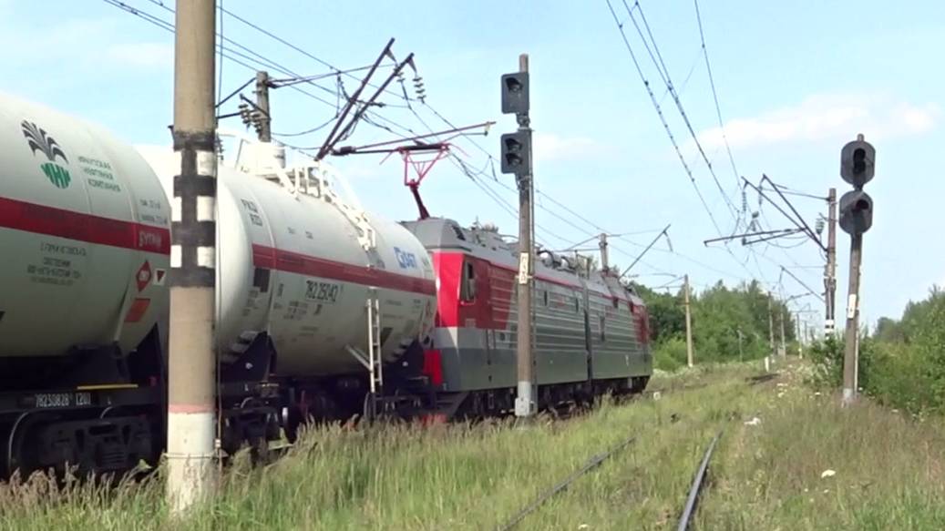 Электровоз 2ЭС5К-361 с наливным поездом проходит пост 325-й километр с нечётного пути