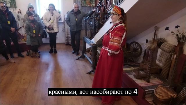Процесс производства льняного платья от снопа льна до ткани. Представление в музее льна Кострома.