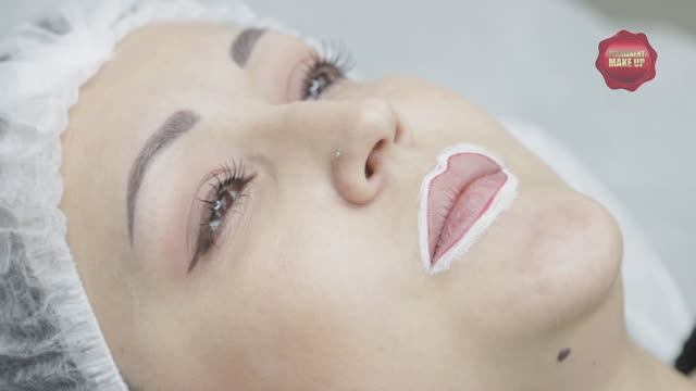 Пудровое напыление. Нюдовые губы. Приобретают красивые очертания и цвет. Несмываемый эффект.