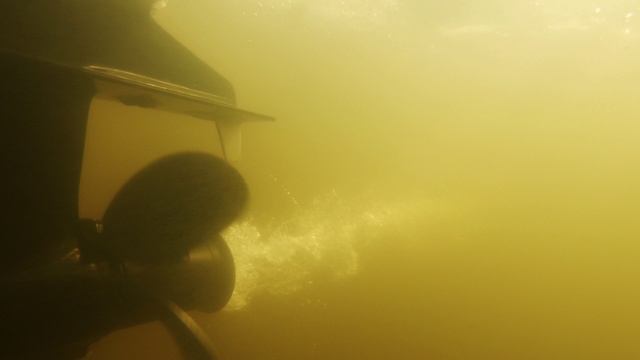Работа винта лодочного мотора. Необычный ракурс. Видеосъёмка на экшн камеру.
