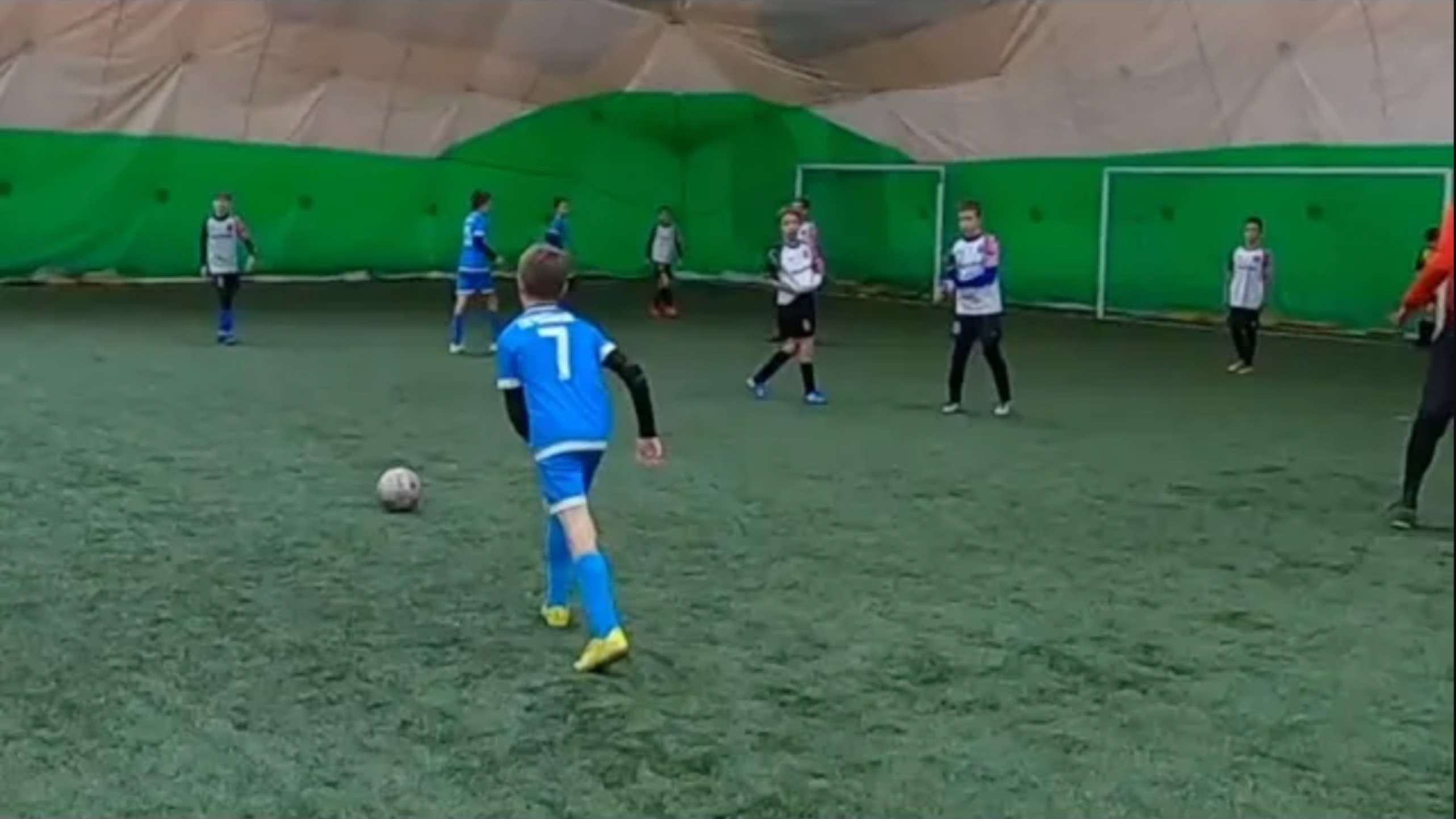 Эффектный гол под перекладину (со штрафного)