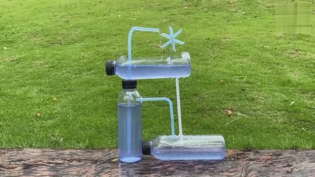 Водяное колесо без электричества из использованных бутылок с водой