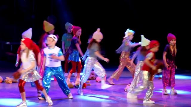 Детская песня, танец, не малыши, мы больше не малыши, и игрушки нам не нужны