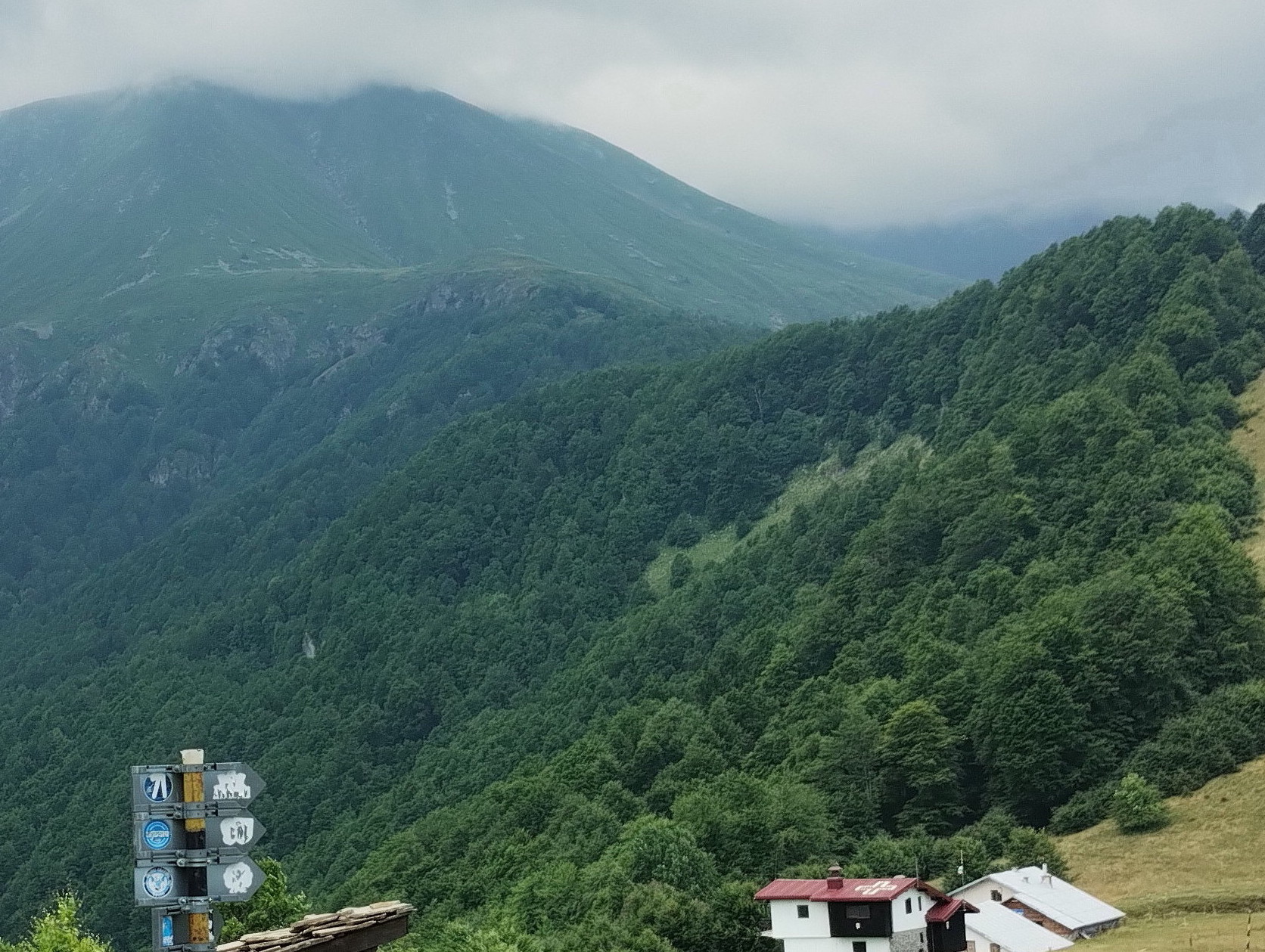 В СЪРЦЕТО НА БЪЛГАРИЯ /част 117/. Априлци. Към хижа "Плевен".