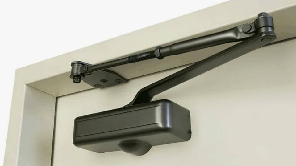 Такая установка доводчика дает маленькое усилие.