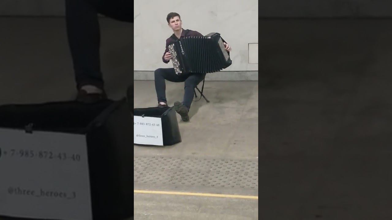 2022.04.24 Москва. Музыкант у станции метро "Сухаревская"