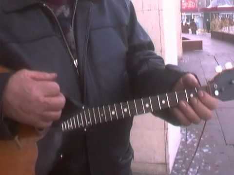 Алексей Березнев. Игра на балалайке. (Липецкий рынок.)