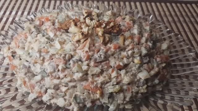 Салат из говяжьего сердца с грецкими орехами