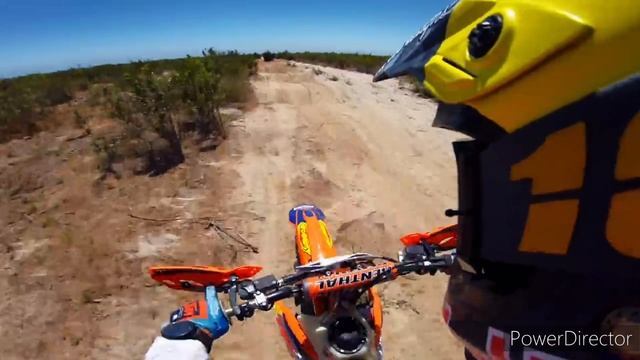 Мотобайк против джипа по пустынной трассе