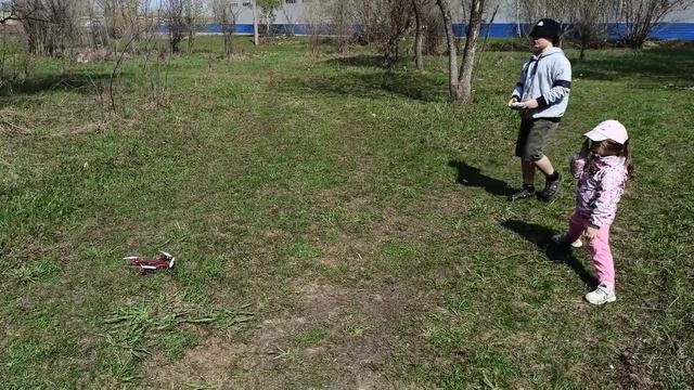 ЗАПУСК КВАДРОКОПТЕРА. ВЛАД УЧИТСЯ ЛЕТАТЬ.