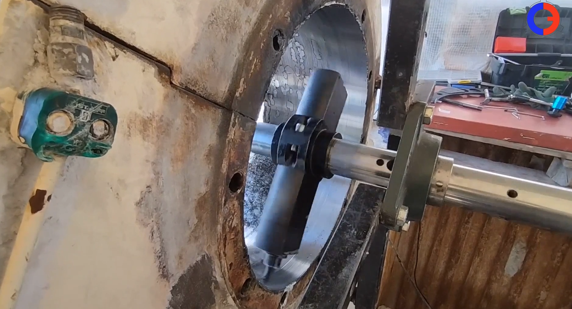 Восстановление посадочных поверхностей под подшипники щековой дробилки Ø460х300мм