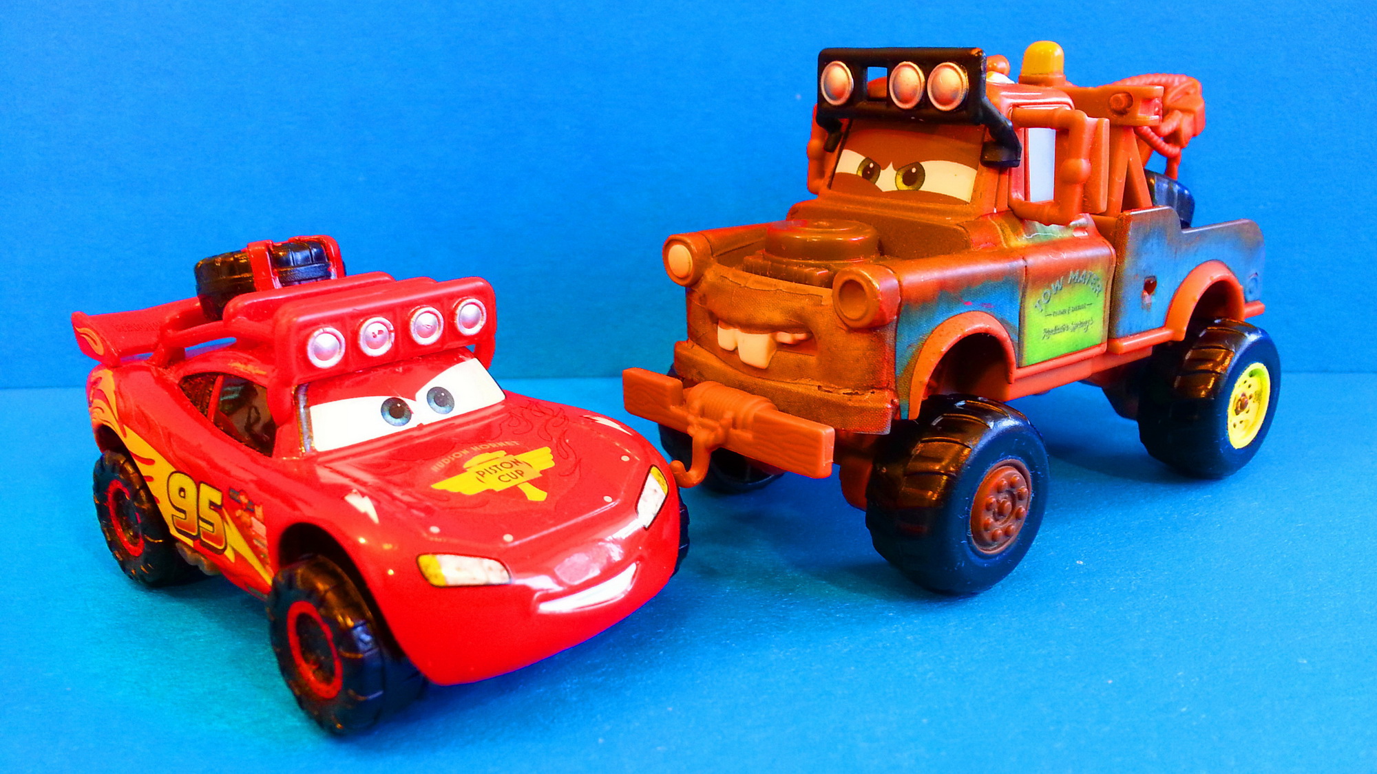 Тачки Маквин и Мэтр едут к морю Мультик про Машинки