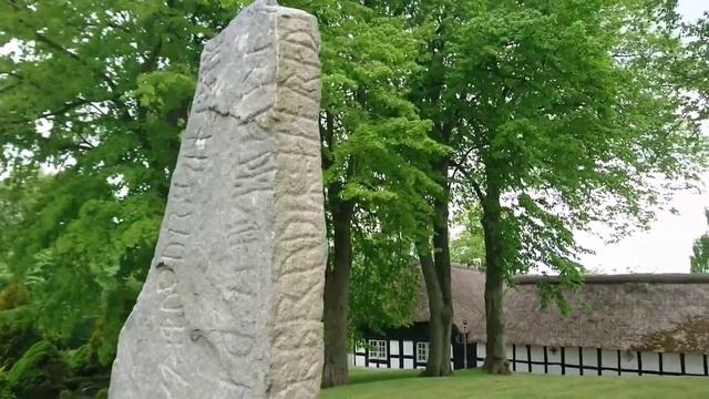Рунный камень на кургане (Rimsø-stenen), церковь Римсё, Дания. 24 мая 2020