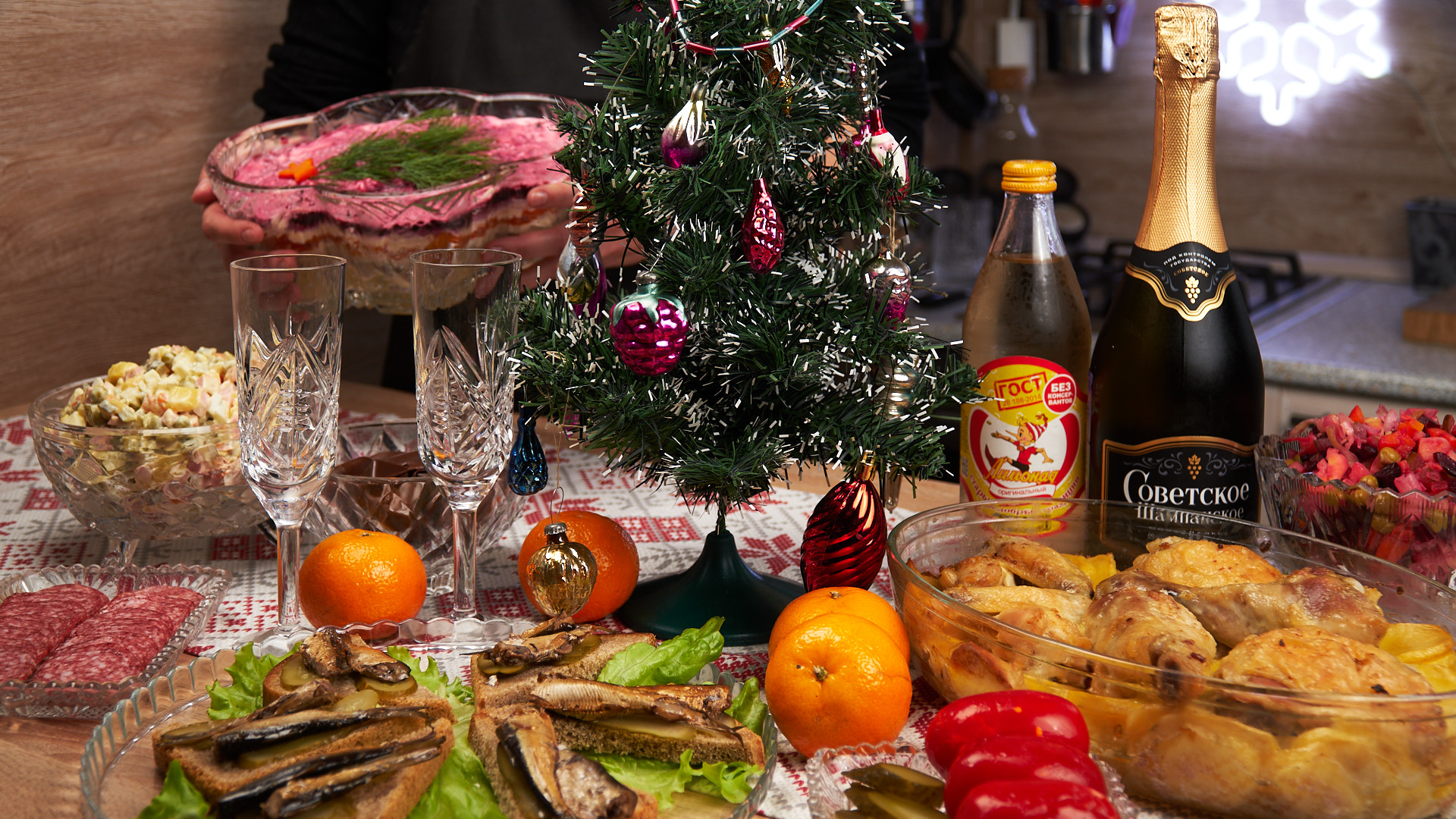Накрываю новогодний стол в советском стиле. Делюсь воспоминаниями из детства