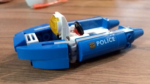 собираю полицейскую лодку из лего.Просто до конца???.