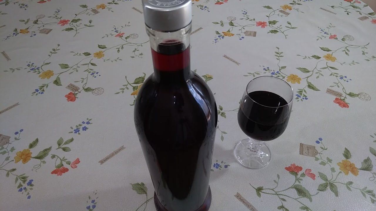 Настойка из черноплодной рябины.