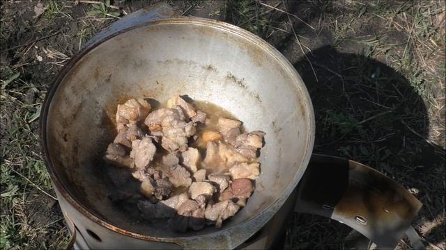 Как приготовить плов в казане на костре.mp4