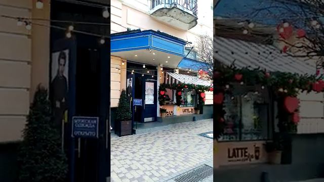 Улица города.