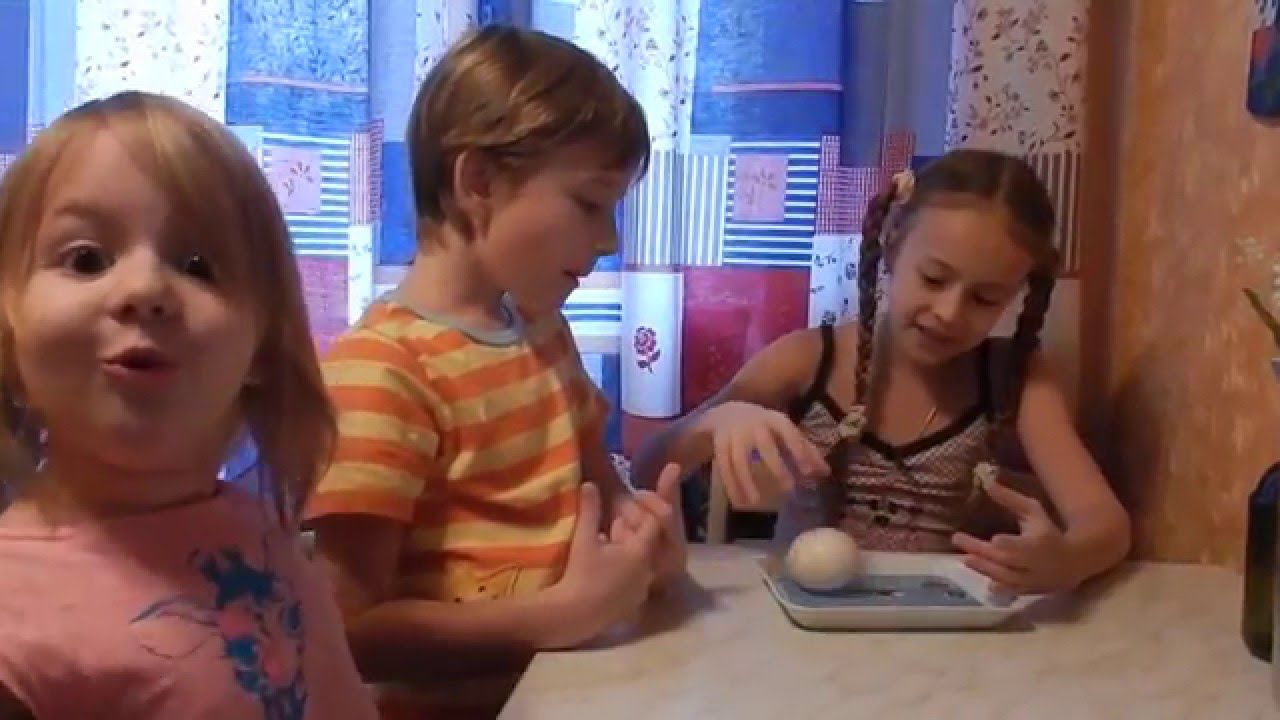 Сырое яйцо пробыло в уксусе 5 дней и превратилось в мячик