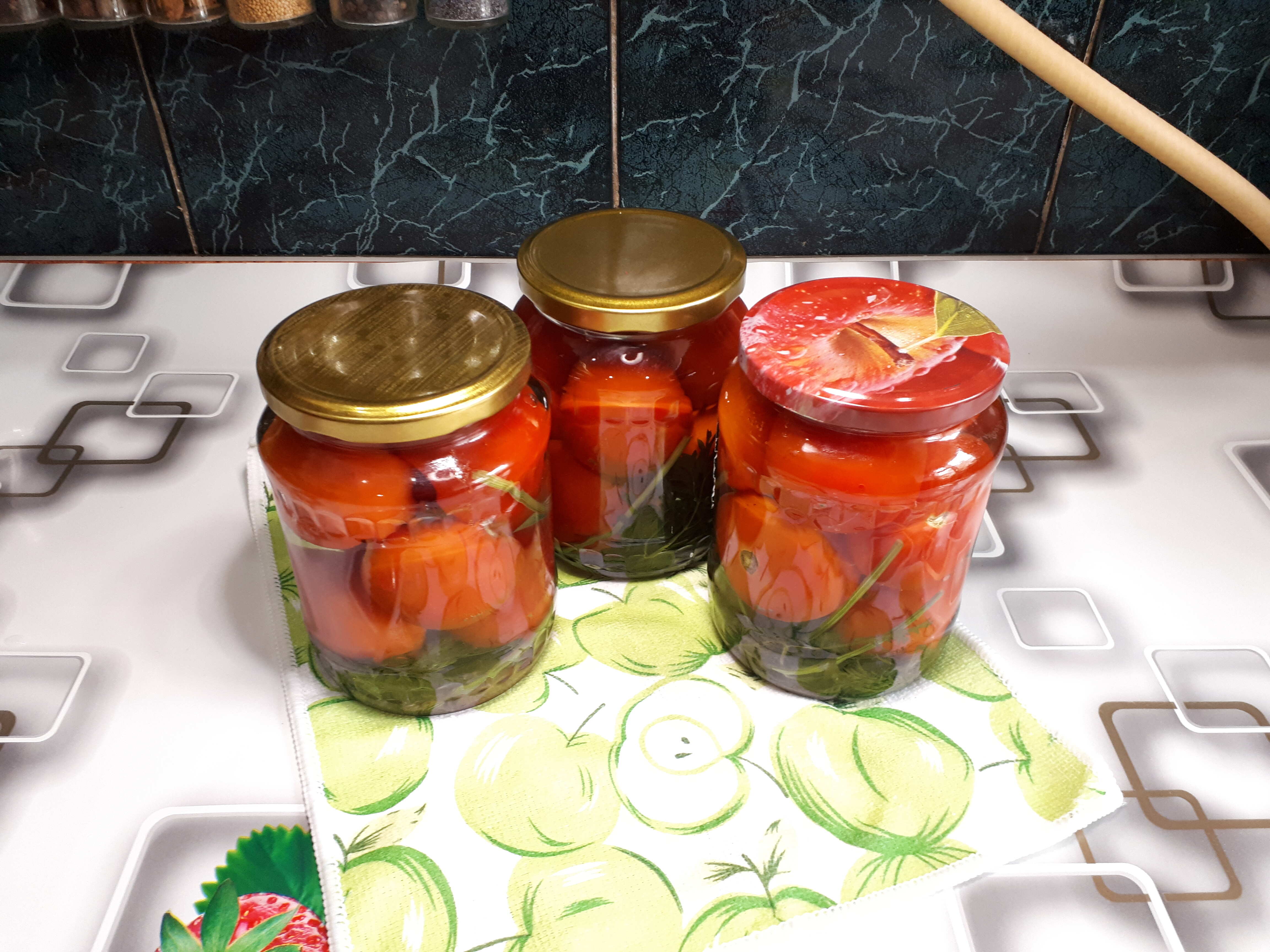 Консервация помидор без стерилизации с морковной ботвой