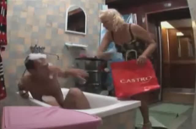 Вышла я из лифта... в ванную!