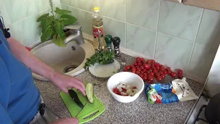 Простой салат из огурцов и помидоров