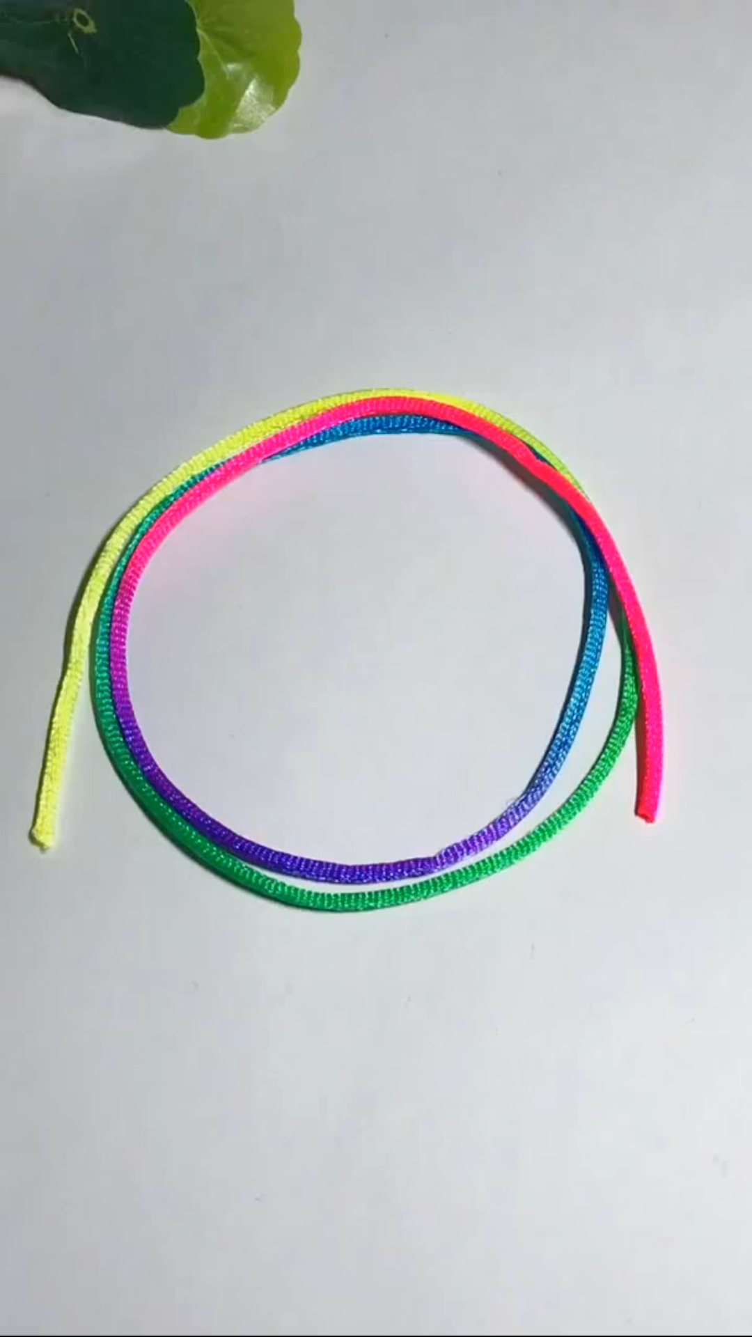 Как превратить веревку в браслет просто и быстро. Справится любой.