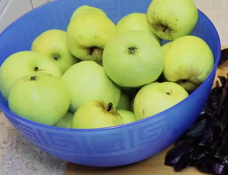 Яблочки Моченые На Меду с Базиликом! Вкусное угощение! Старинный рецепт.