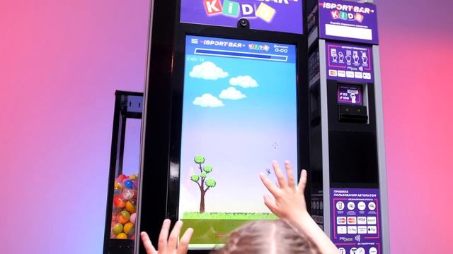 Автомат готовит напиток и развлекает игрой