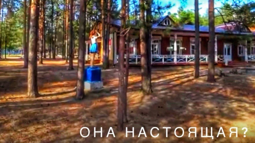 Великий Устюг 2024. Маникен или настоящая девушка на входе в парк