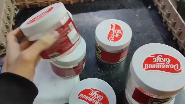 Нанесение двух этикеток верхбоковая на круглую тару этикетировочный автомат ЭМ5ПрактикМ