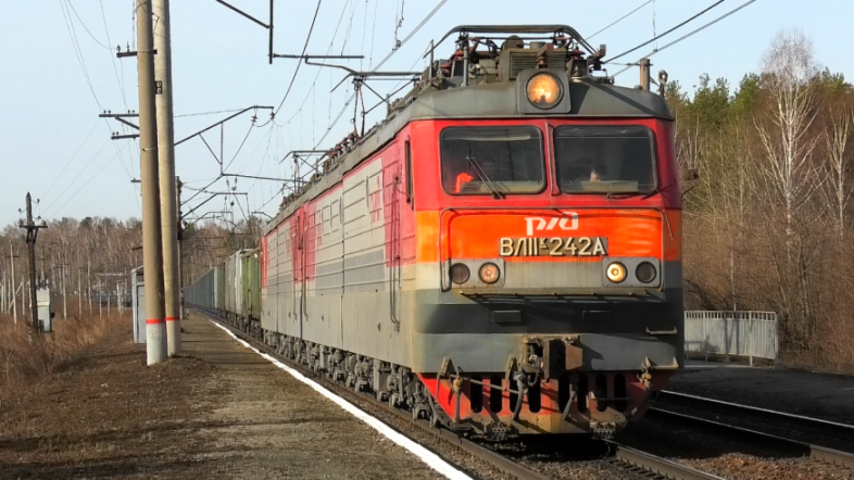 ВЛ11К-242/088 с грузовым поездом следует через о.п. Огородная