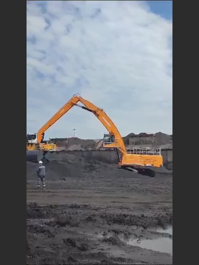 Перегружатель Yonggong-Borus YGZ850 работает на угольном разрезе