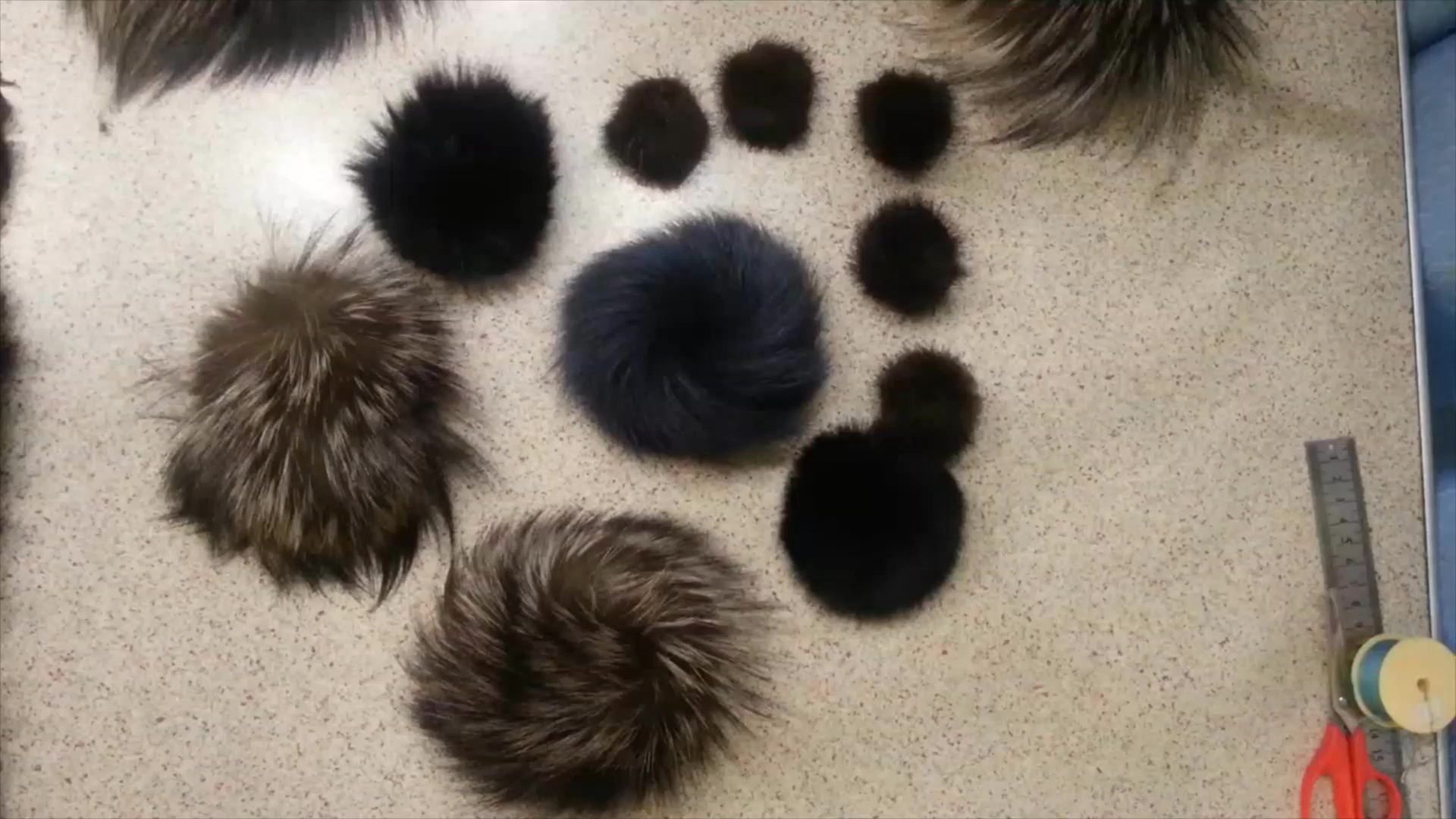 Пампон из меха своими руками.