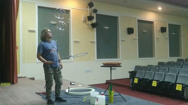 Вот вы, как к работе готовитесь? А я перед работай дую... Дую мыльные пузыри?