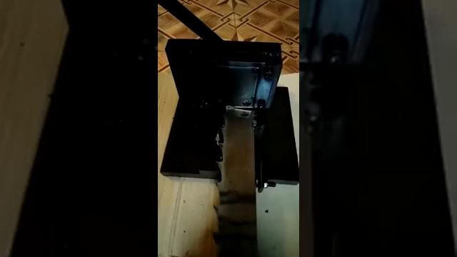 Ножницы гильотинные для резки ленточной пилы.