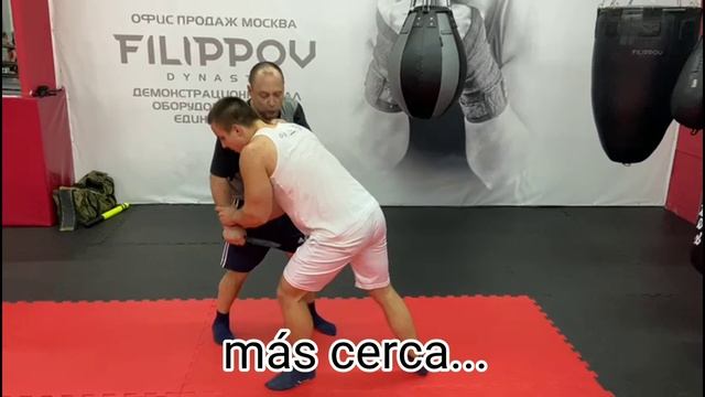 Защита от ножа: захват за одежду