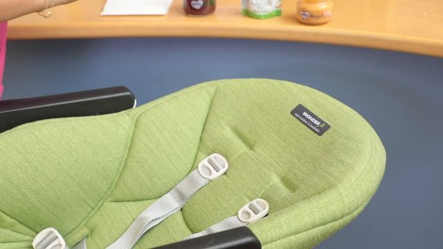 Тестируем обивку стульчика Peg-Perego Prima Pappa на грязеустойчивость, чудо ткань в действии.