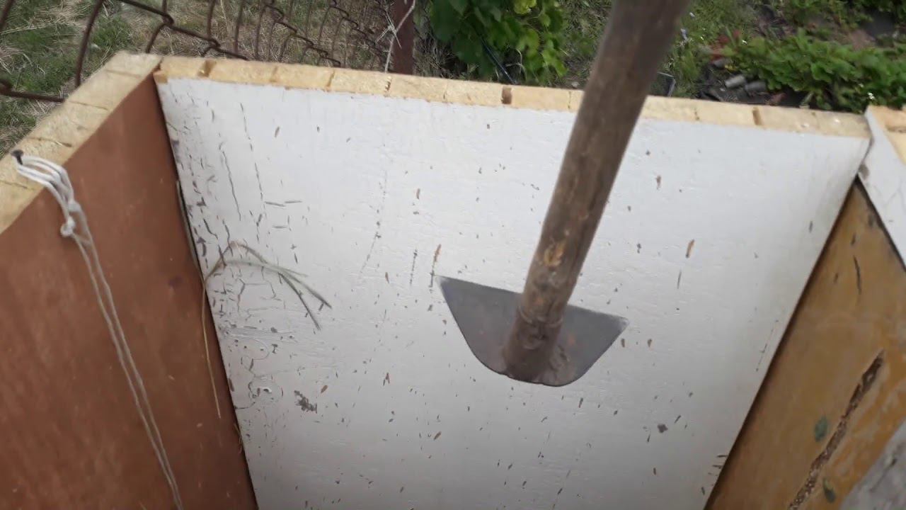 Самодельный тюковщик сена из старых дверей.