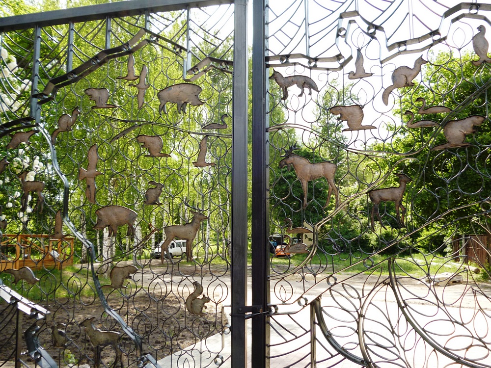 Ворота с фигурками животных в воронежском заповеднике