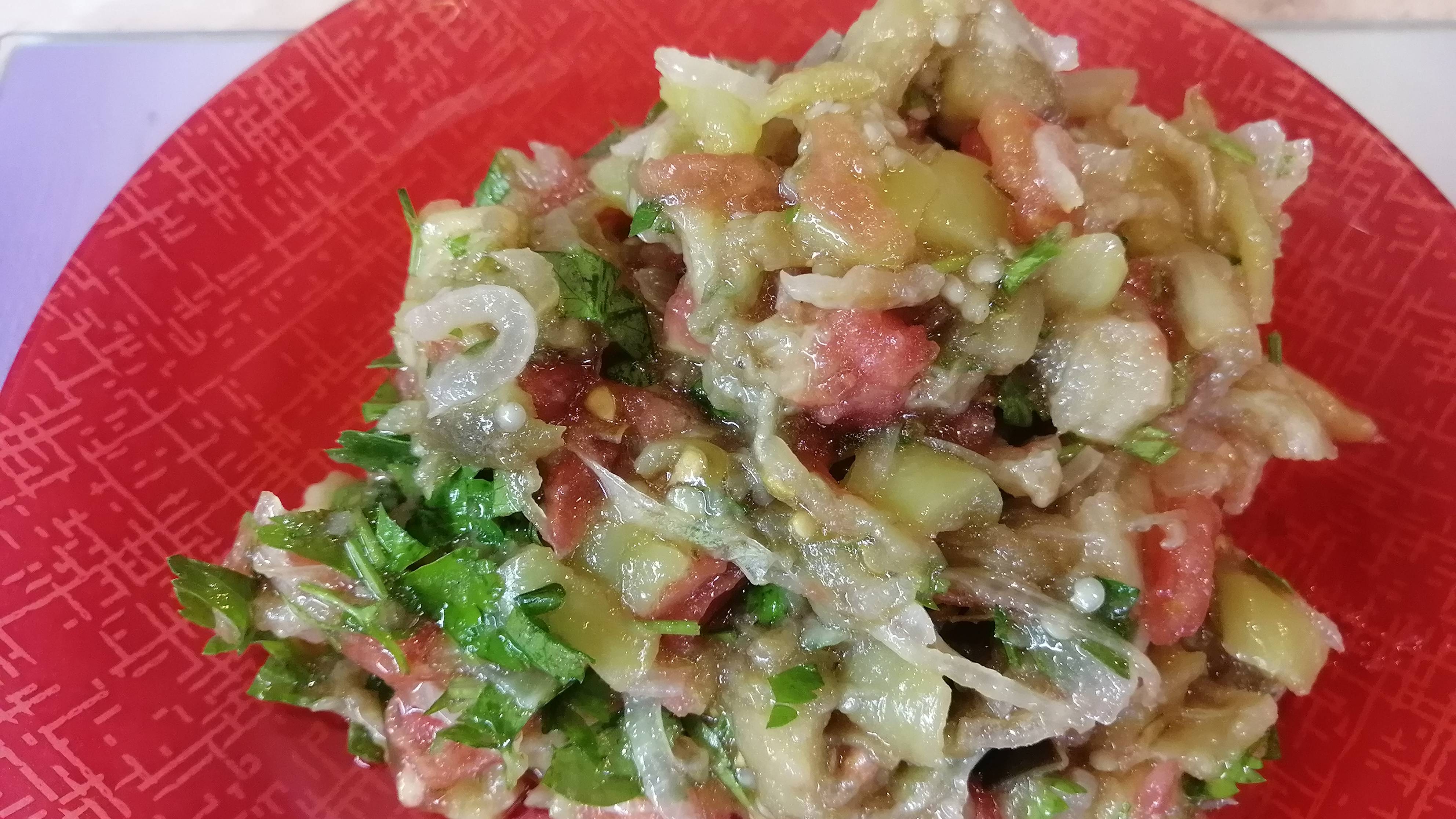 Салат из запеченных баклажанов и перца.