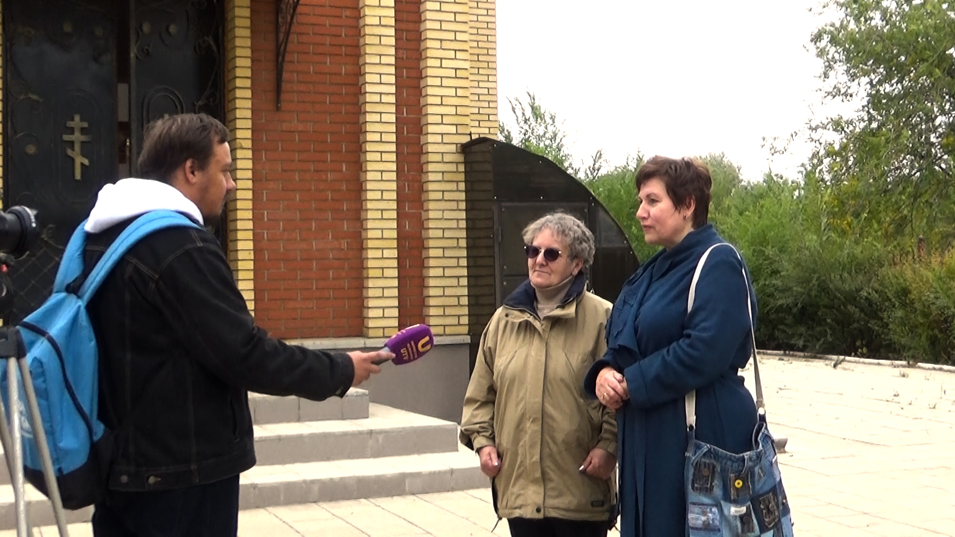 Перенос надгробия  Екатерины Оглодковой, Оренбург. Краеведы Надежда Кутафина и Наталия Ермашова.