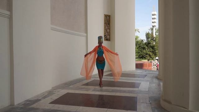 Пассаж с оранжевой шалью